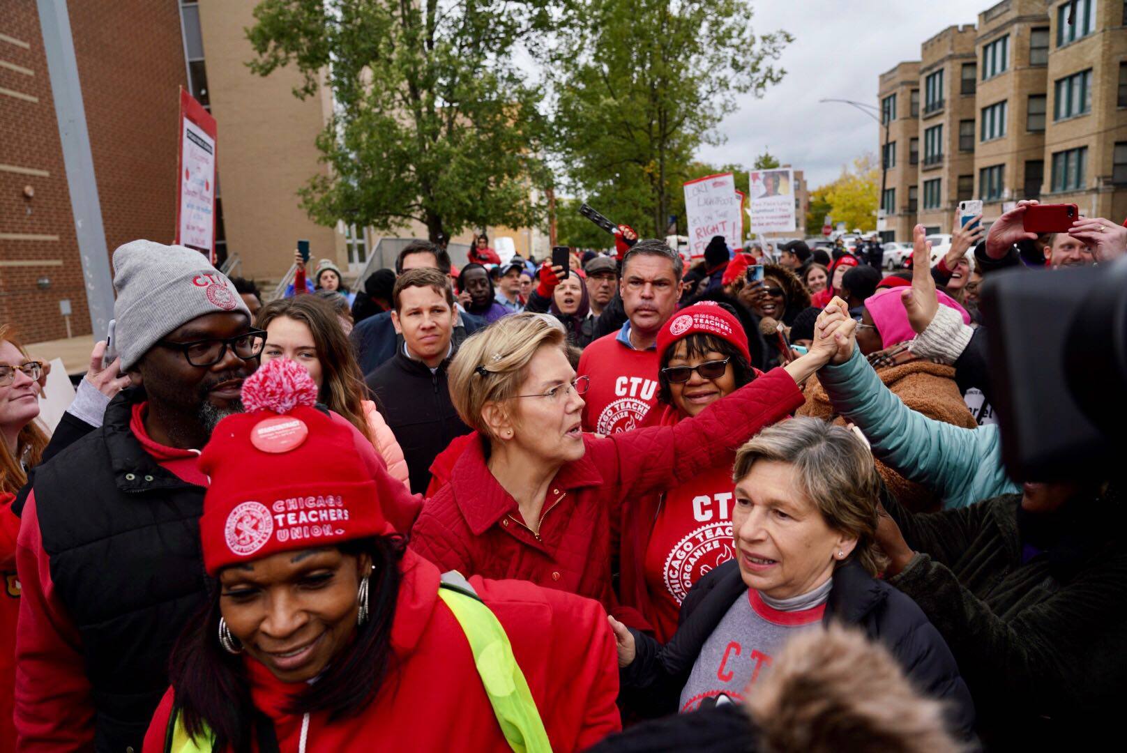 Presidential candidate Sen. Elizabeth Warren visits Chicago's West Side ...