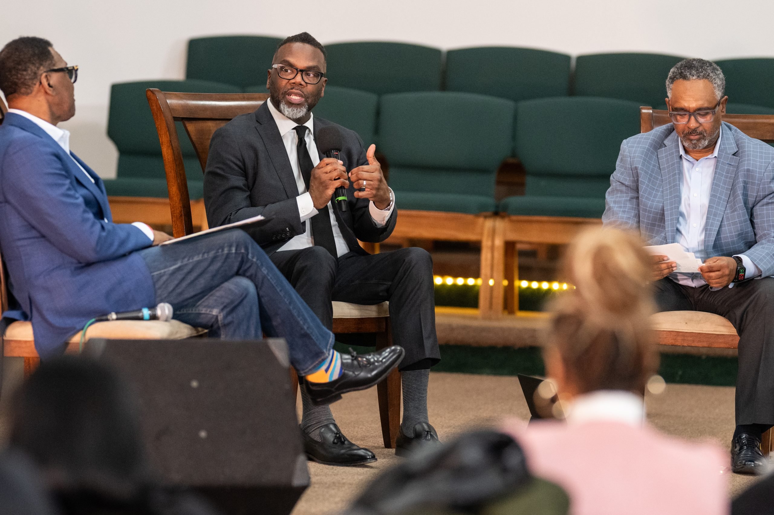 Mayor Johnson visits East Garfield Park to talk about the investments ...