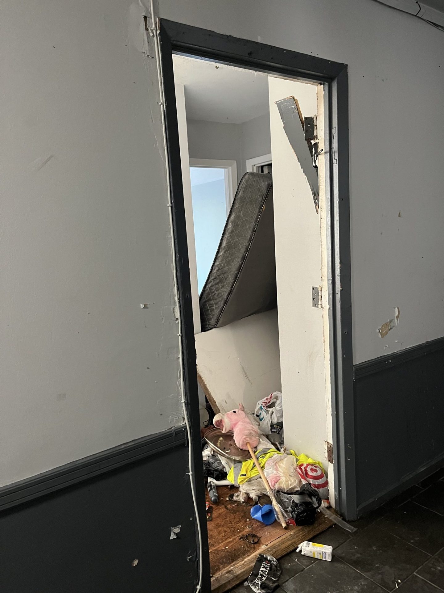 Feds detain dozens of immigrants in 'massive' South Shore apartment ...