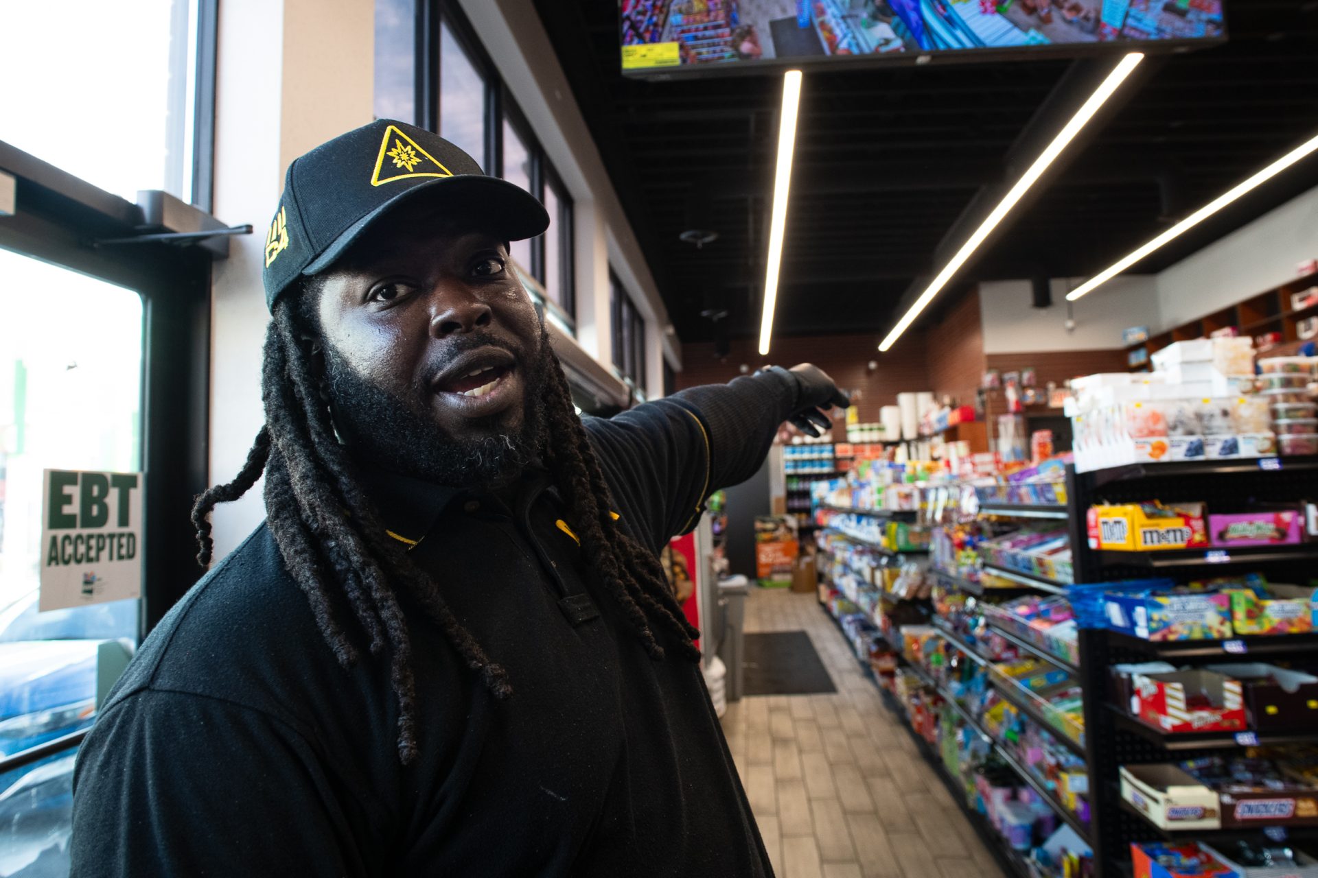 Security guard describes federal agents chasing Black man in East ...