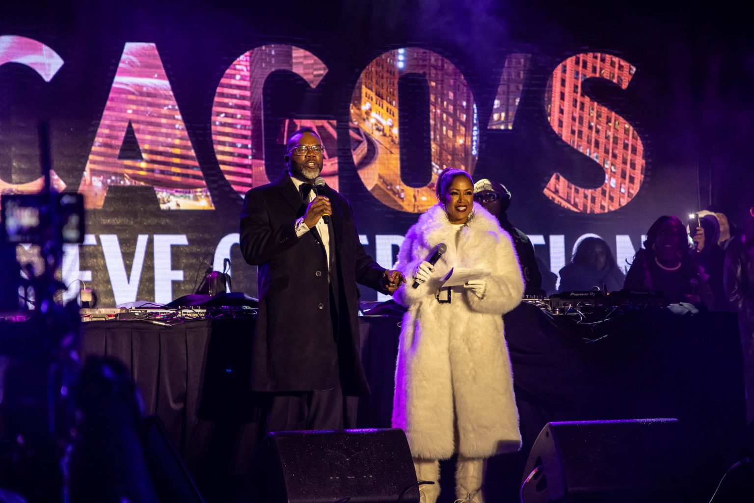 REVIEW: Chicago’s first NYE countdown felt more like a TV set than a ...